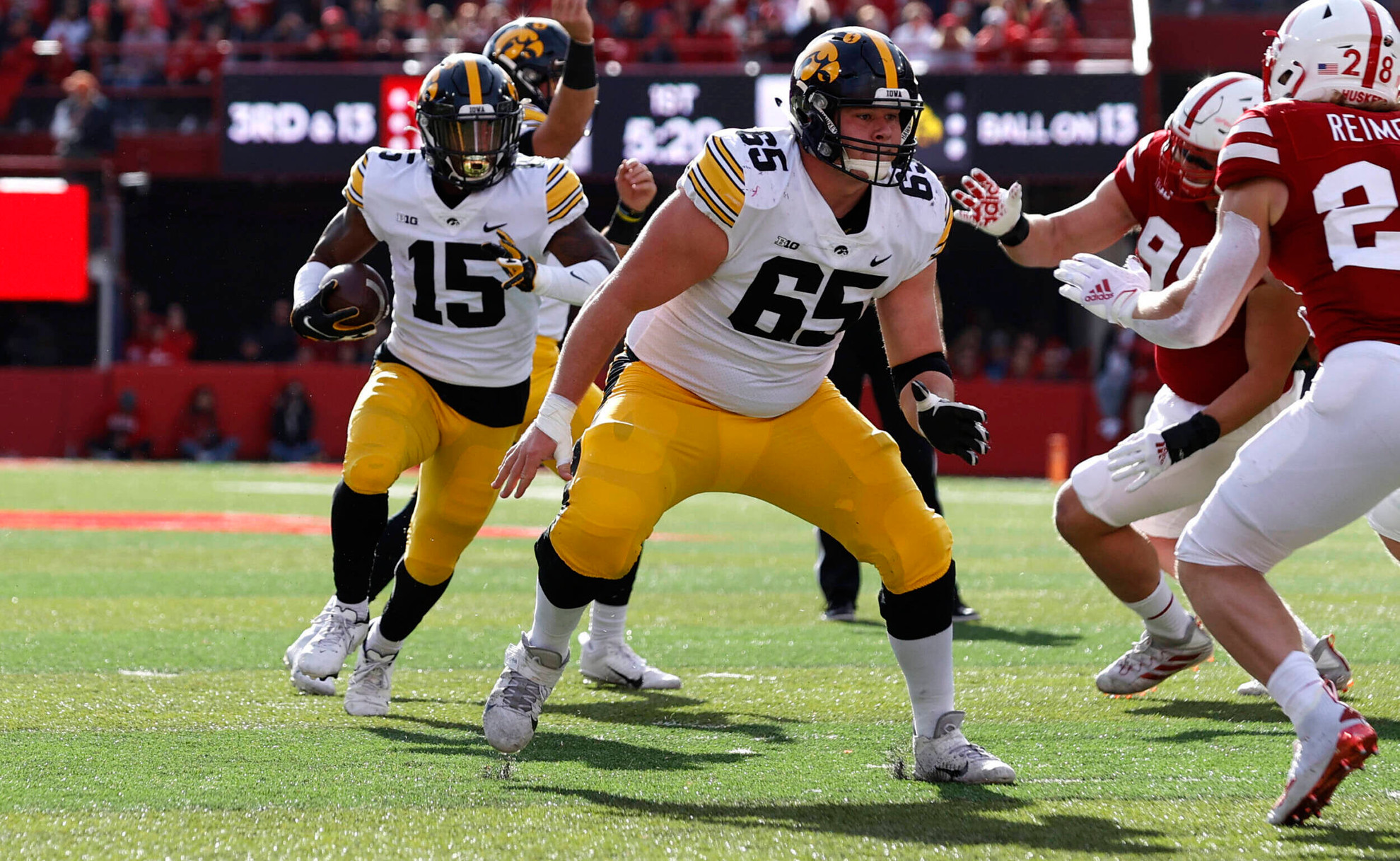 Linderbaum Named Big Ten Offensive Lineman of the Year - Iowa Hawkeyes ...