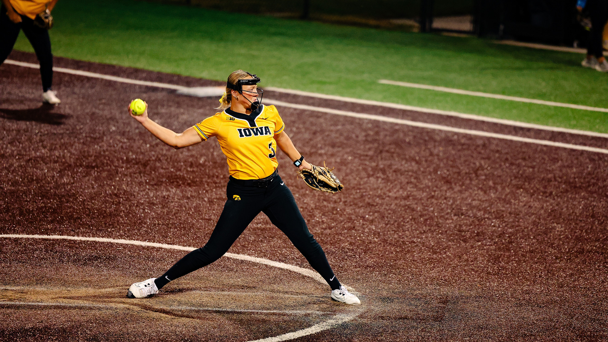Hawkeyes Split on Opening Day - Iowa Hawkeyes Athletics - Official ...