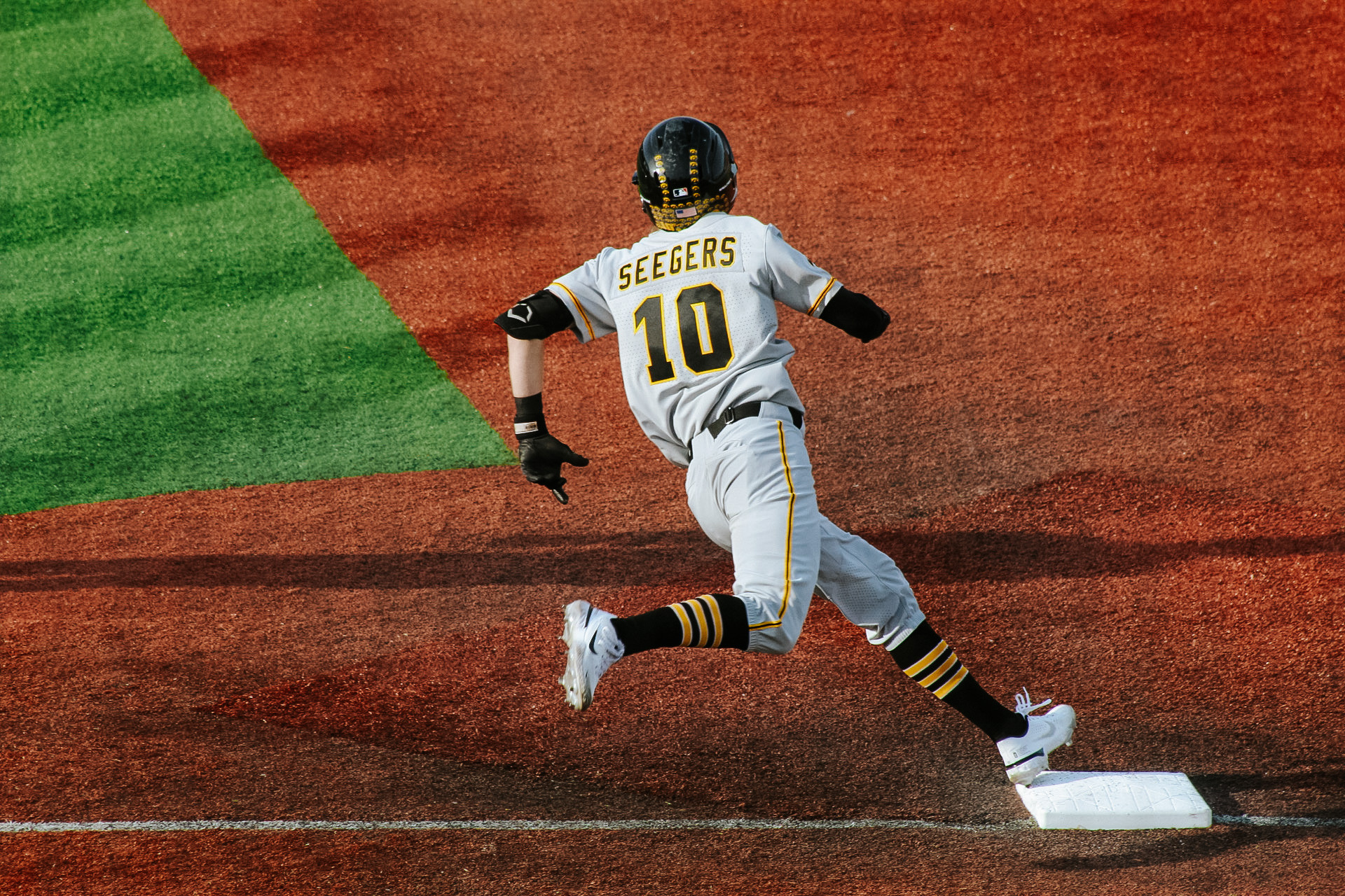 Hawkeyes Win Series Opener Against Indiana - Iowa Hawkeyes Athletics ...