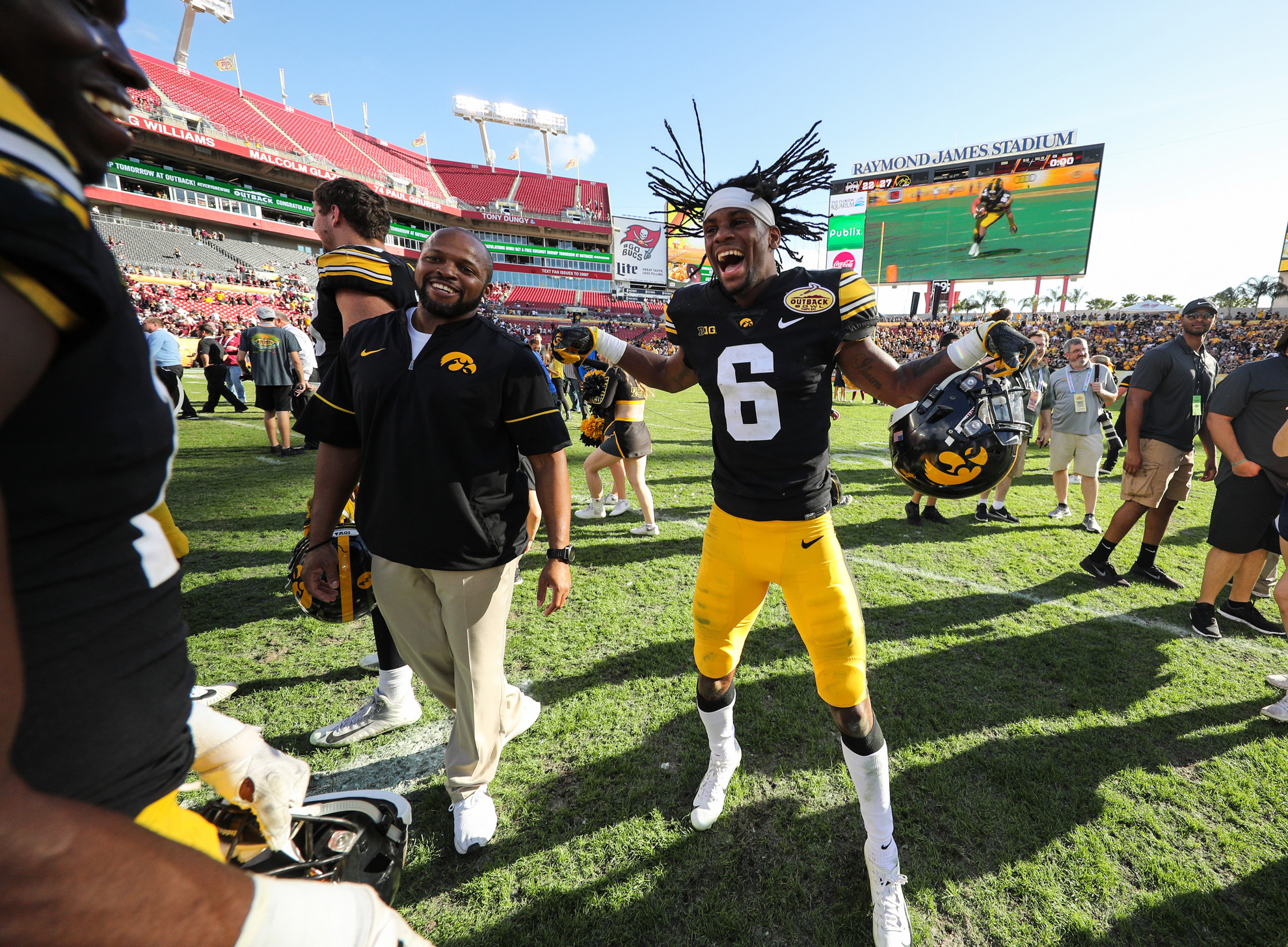 Outback Bowl Gators Drop Iowa In Outback Bowl Iowa Hawkeyes