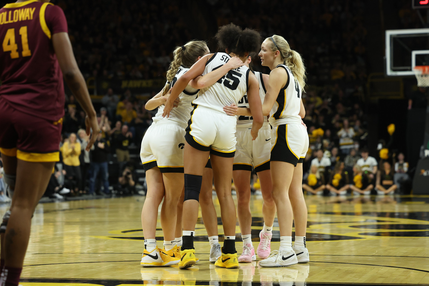 No. 4 Hawkeyes Fly Past Golden Gophers – University of Iowa Athletics