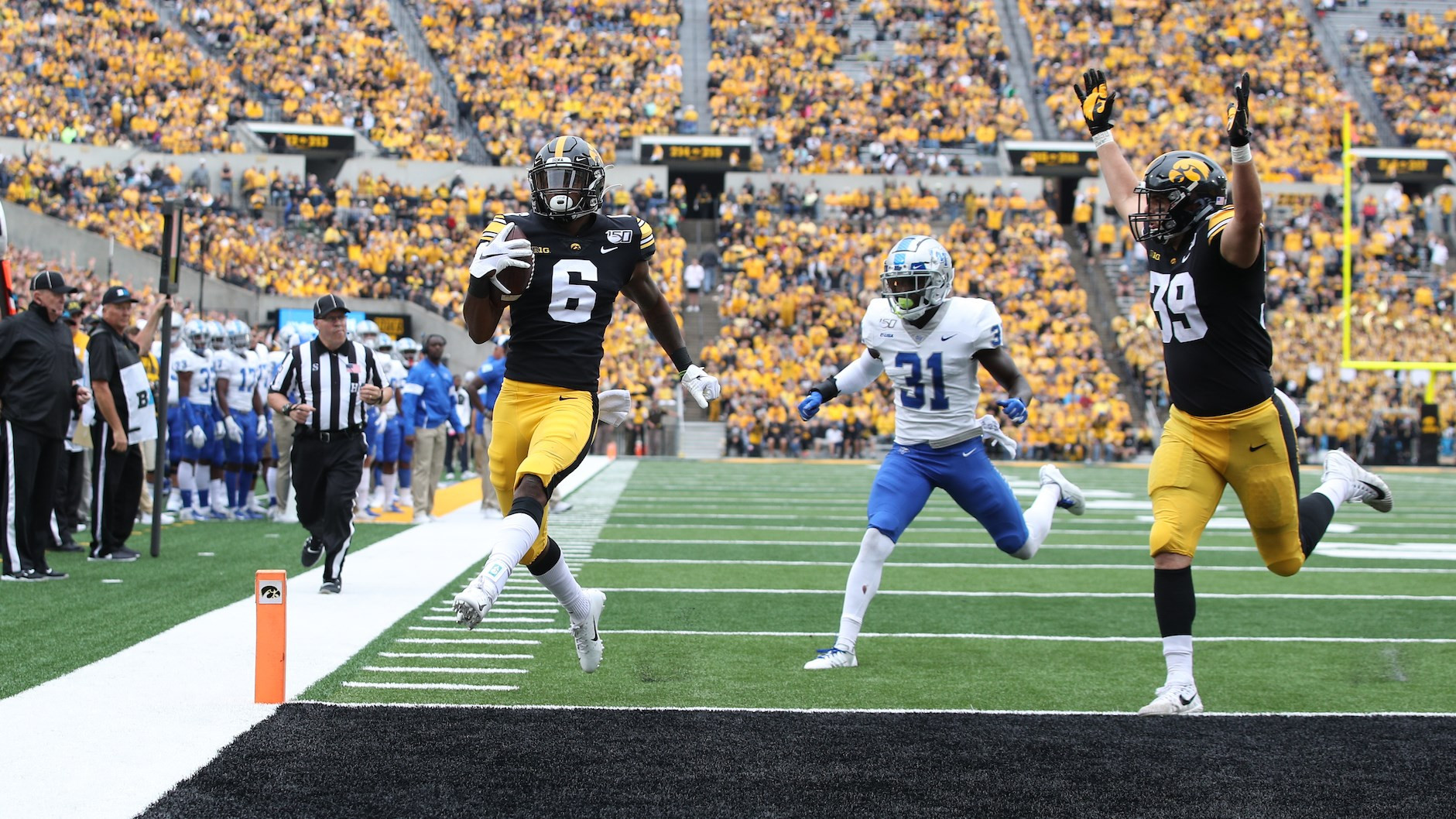 No. 14/14 Hawkeyes Overwhelm Blue Raiders in 48-3 Win - Iowa Hawkeyes ...
