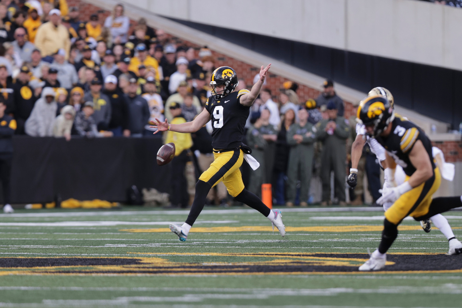 Taylor Wins Ray Guy Award – University of Iowa Athletics